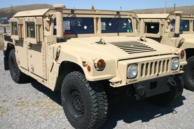 WarWheels.Net- M1165A1 HMMWV Expanded Capacity Command-Control/General ...